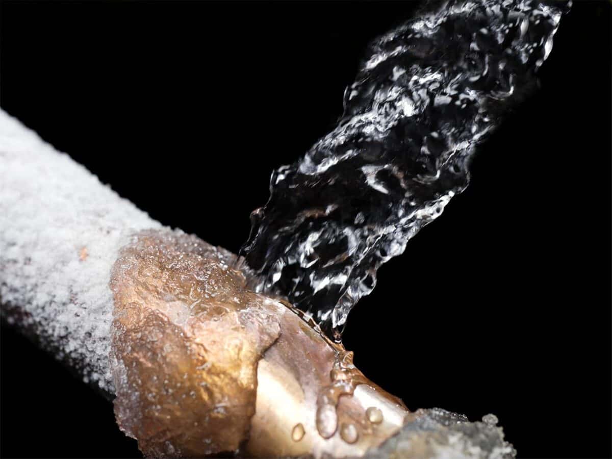 Learn How To Thaw Frozen Pipes With This Great 4 Step Guide